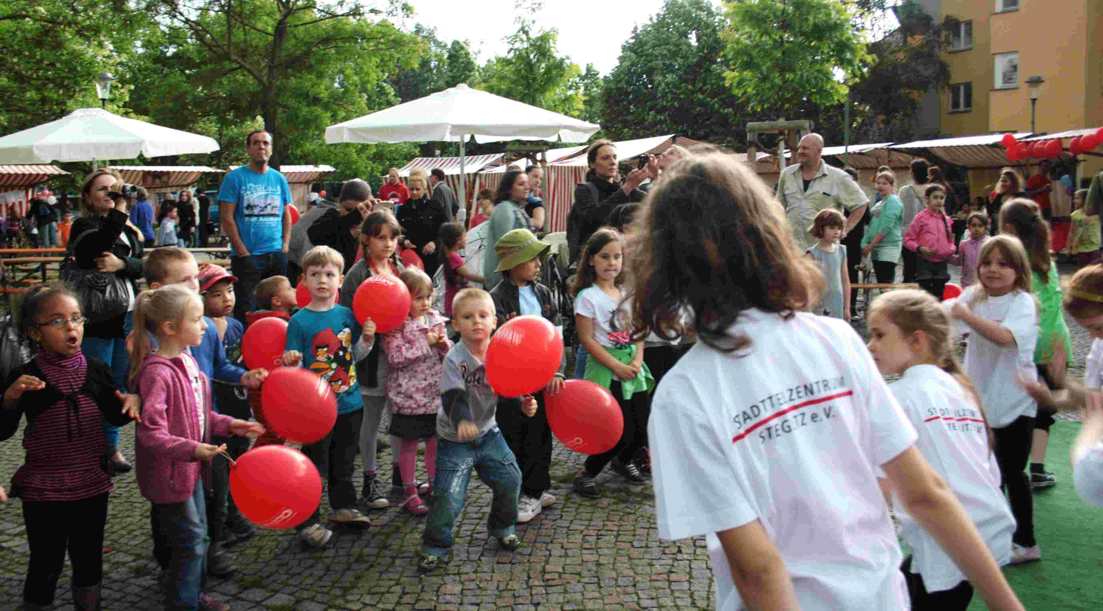 Nachbarn feiern mit Nachbarn | StadtrandNachrichten